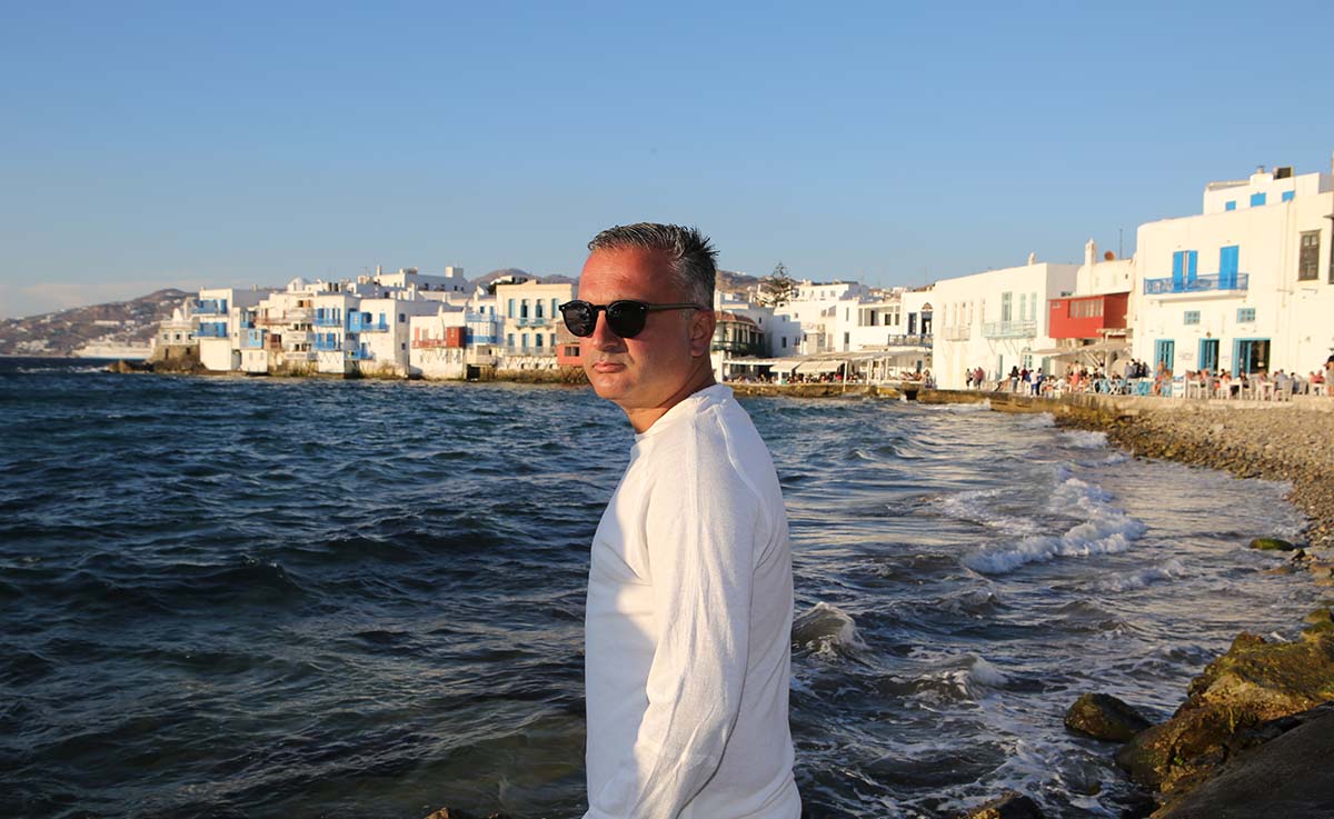 Ο Πέτρος Νάζος, η σπουδαία γιαγιά και το Αγράρι των hippie - Κουρδιστό ...