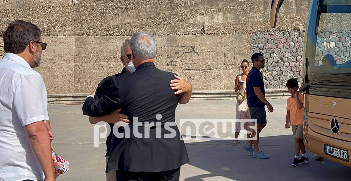 O μυθιστορηματικός Father Αlex Karloutsos εμφανίστηκε ξαφνικά στο ...