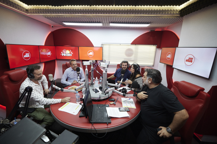 Ολόκληρη η συνέντευξη του Πρωθυπουργού στον Sfera 102,2. Τι τον ρώτησαν ...