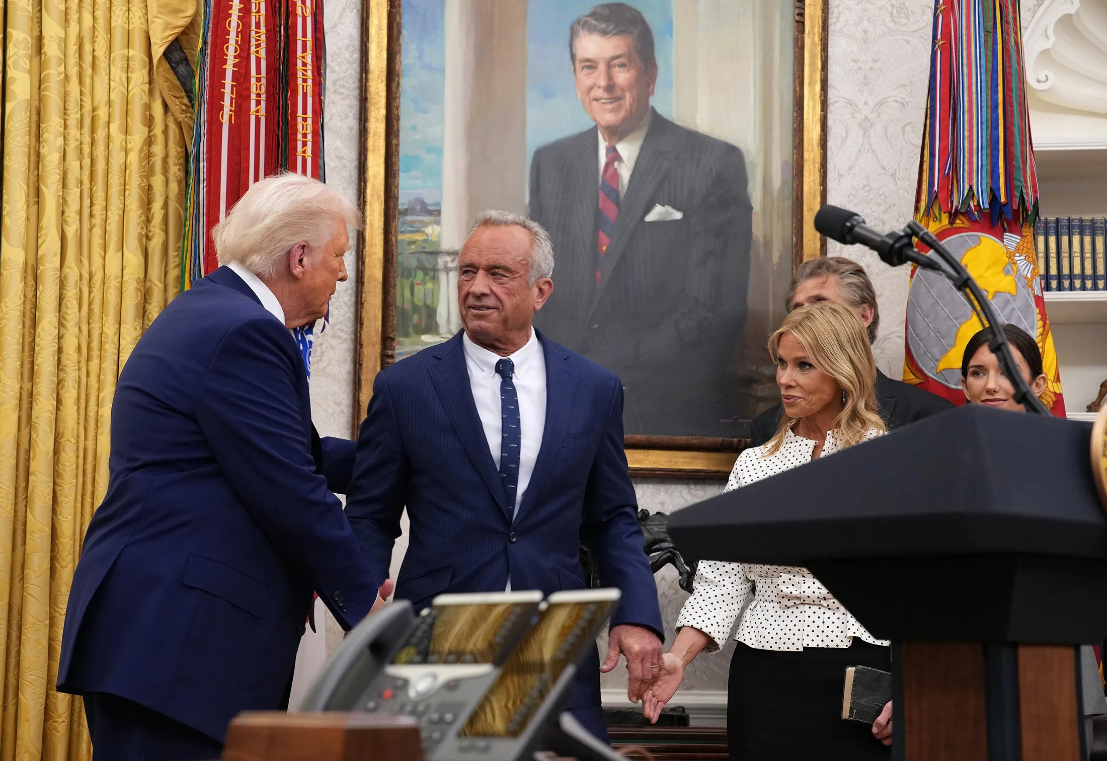DailyMail> Ο Υπ. Υγείας Robert F. Kennedy Jr. αντιμέτωπος με την Big ...